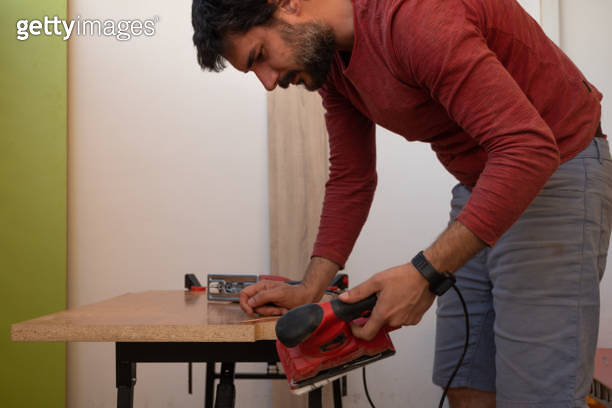 man using power tools 이미지 (1460205032) - 게티이미지뱅크