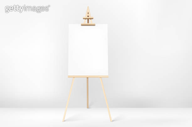 Wooden easel with empty paperboard for your text (1564943799) - 게티이미지뱅크