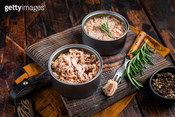 Can with Conserved tuna fillet meat. Wooden background. Top view 이미지 ...