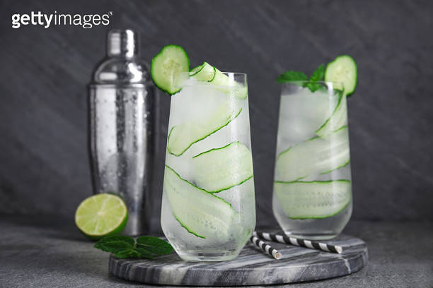 Glasses of refreshing cucumber water on dark grey table 이미지 (1477275438) - 게티이미지뱅크