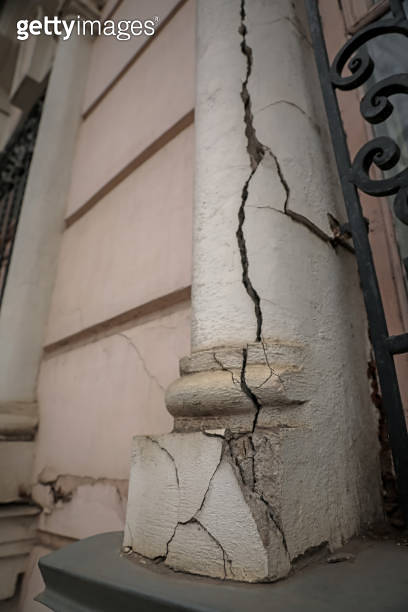 Large crack on front of building after strong earthquake 이미지 ...