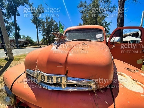 vintage rusty ford f-5 pickup along road 이미지 (1470609305) - 게티이미지뱅크