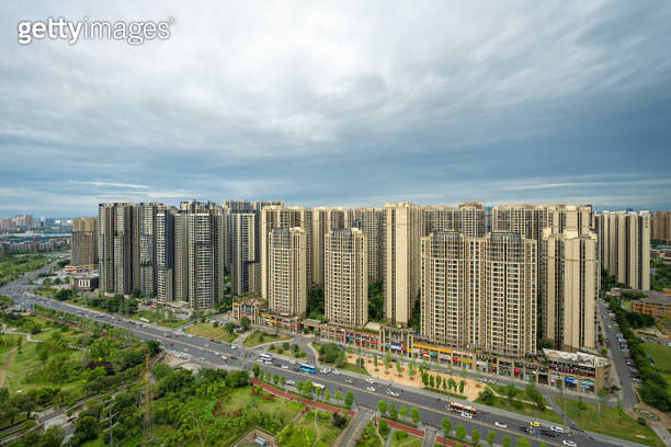 The sun sets over the city of Chengdu. 이미지 (1497191079) - 게티이미지뱅크