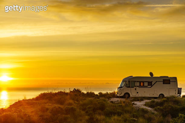 Caravan on nature in the morning at sunrise 이미지 (1745444681) - 게티이미지뱅크