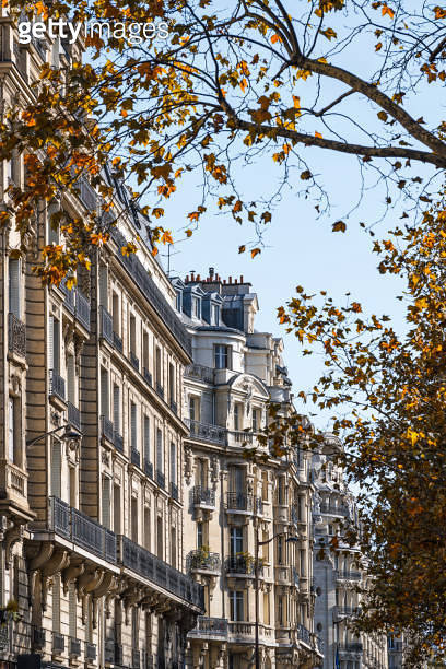 Facade of a Parisian building, in autumn 이미지 (1833855884) - 게티이미지뱅크