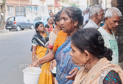 people waiting in queue at a food distribution kiosk in Kolkata 이미지 ...