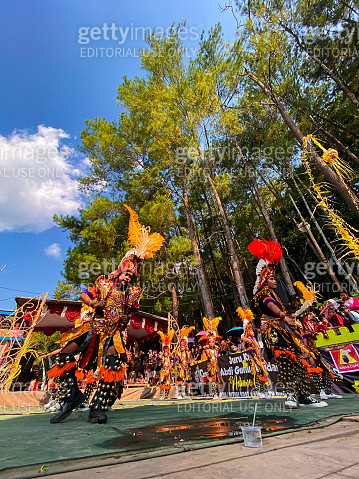 Javanese traditional dance with costumes 이미지 (1574292973) - 게티이미지뱅크