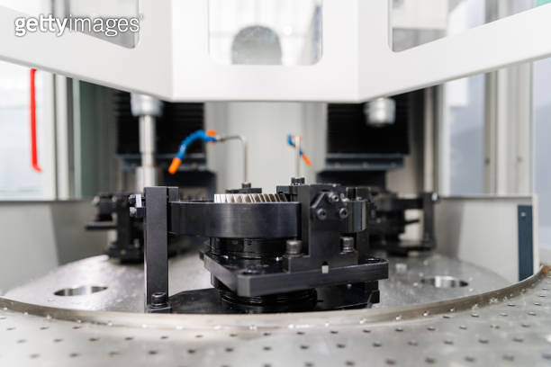 CNC machine making parts 이미지 (1574014588) - 게티이미지뱅크