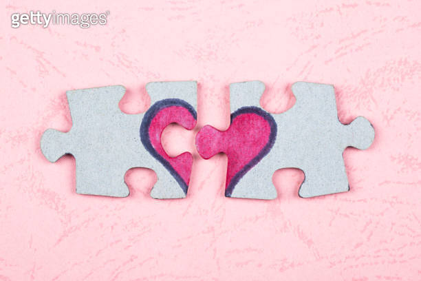 Puzzle pieces comes together to create heart shape 이미지 (1490265008 ...