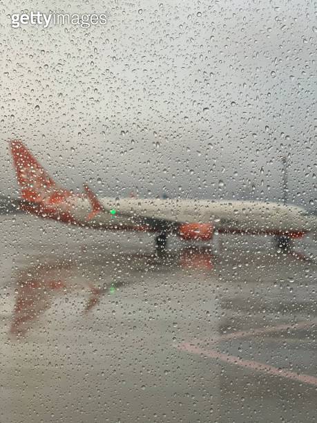 View through the window, plane, airport, terminal, rain 이미지 (1744007772) - 게티이미지뱅크