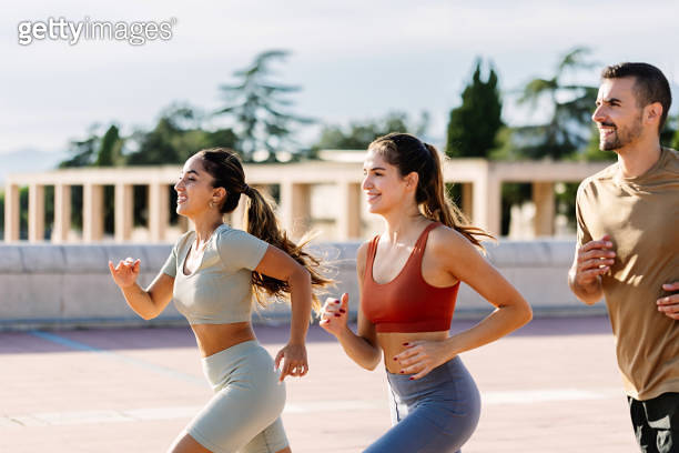 Three young friends running together outdoors. 이미지 (1814502714) - 게티이미지뱅크