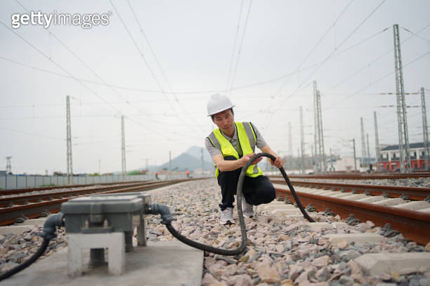 Workers inspect railway transmission lines 이미지 (1491665376) - 게티이미지뱅크