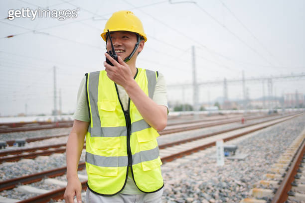 Railway workers communicating on walkie-talkies 이미지 (1498628782) - 게티이미지뱅크