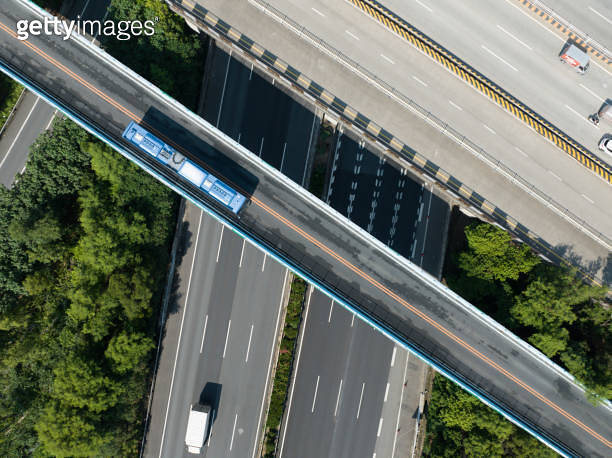 Bird's eye view of electric buses on the road (1620248416) - 게티이미지뱅크