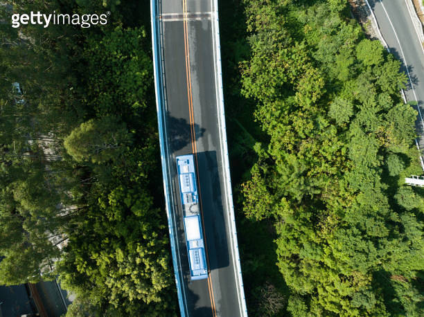 Bird's eye view of electric buses on the road 이미지 (1620248420) - 게티이미지뱅크