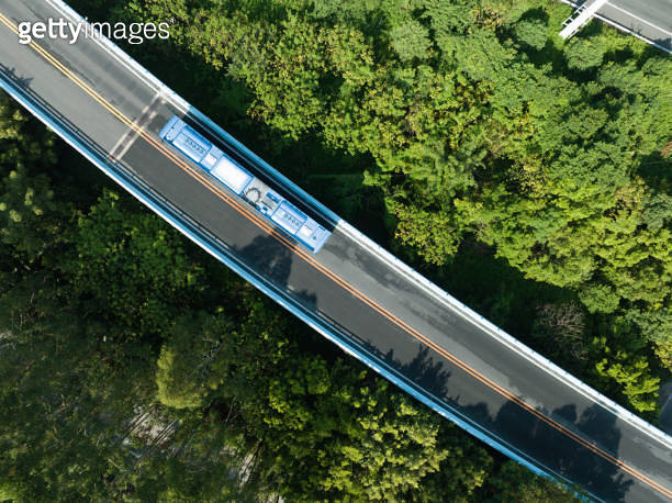 Bird's eye view of electric buses on the road (1620248422) - 게티이미지뱅크
