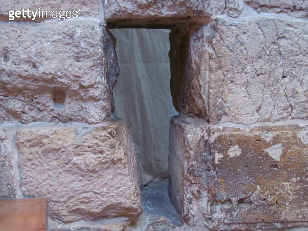 Eye of a needle a gate in Jerusalem. Bible story 이미지 (1474697048) - 게티이미지뱅크