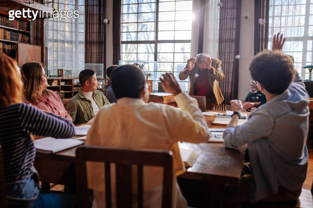 Students throw paper at teacher. 이미지 (1466758236) - 게티이미지뱅크