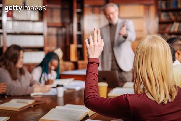 Student asking question in class. 이미지 (1466758240) - 게티이미지뱅크