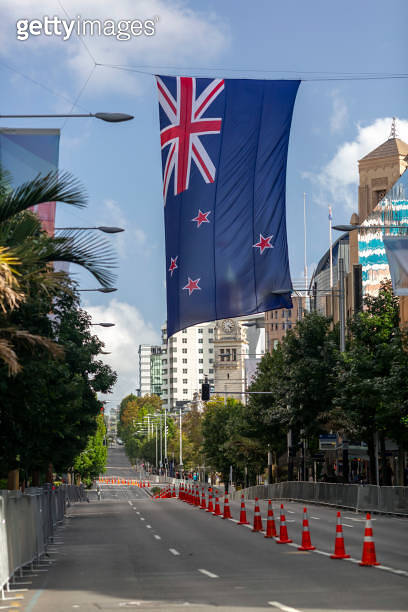 New Zealand flag hanging over Queen Street in Auckland, New Zealand 이미지 ...