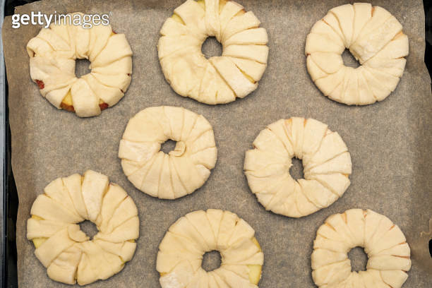 Top view of apple rings in dough on baking paper. 이미지 (1727847102) - 게티 ...