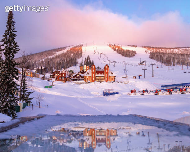 Sheregesh ski resort in Russia, picturesque sunrise, pink cloud on sky ...