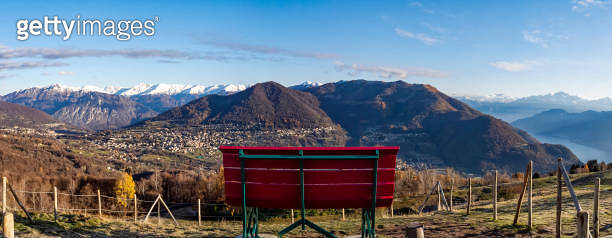 Big red bench on the alps of Lake Como 이미지 (1830655690) - 게티이미지뱅크