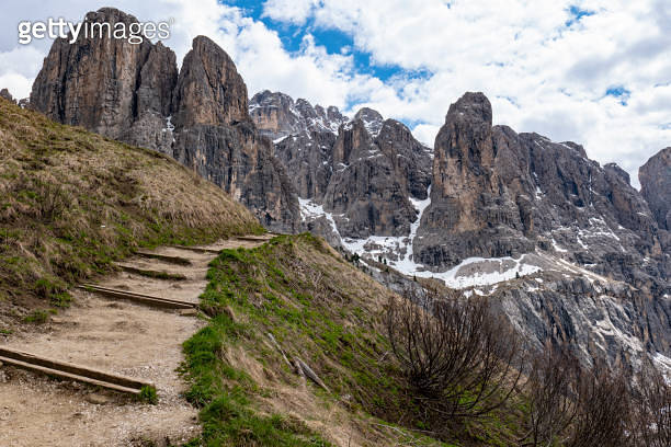 Trekking path on Mount Sella in the dolomites (1494648915) - 게티이미지뱅크