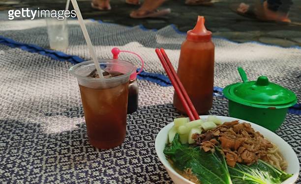 chicken noodle and iced tea ready to eat 이미지 (1768580770) - 게티이미지뱅크