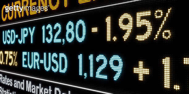 Currency exchange rates on screen. 이미지 (1495112540) - 게티이미지뱅크