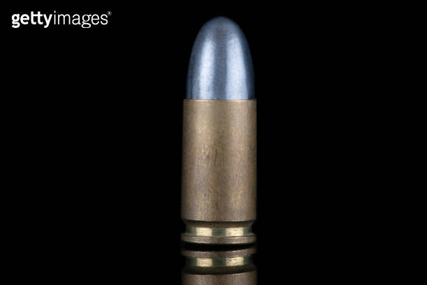 9mm caliber round isolated on black with reflexion. 이미지 (1480422717 ...