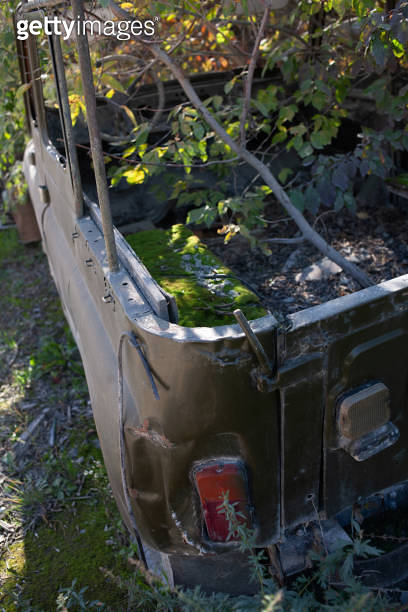 Broken abandoned rusty old vehicle. Retro damaged transportation. 이미지 (1480424310) - 게티이미지뱅크