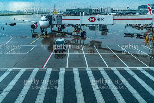 The runway at Toronto Pearson International Airport, Canada (1634813020 ...