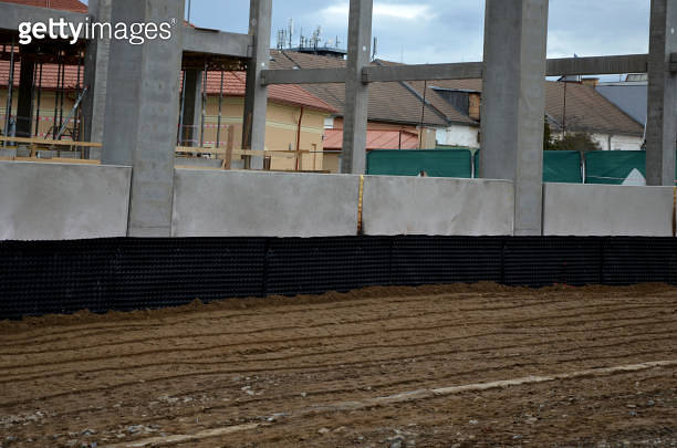 thermal insulation with polystyrene plates around the perimeter of the ...