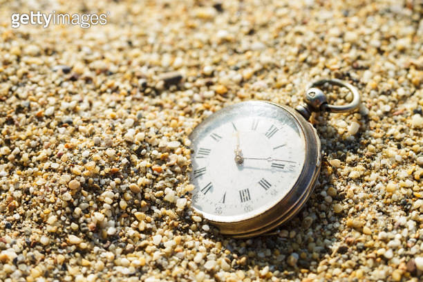 Antique pocket watch lost in the sand. Old watch buried in sand. 이미지 ...