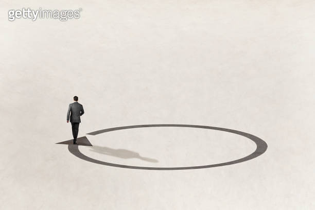 A Man Walking In Circles 이미지 (1456942051) - 게티이미지뱅크