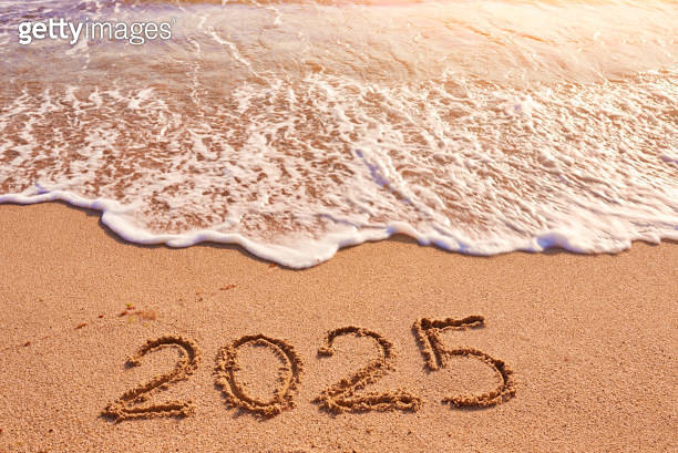 2025 year written on sandy beach sea at sunny day 이미지 (1727619066) - 게티 ...