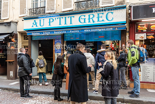 Crowds buying fast food in the street. 이미지 (1809275231) - 게티이미지뱅크