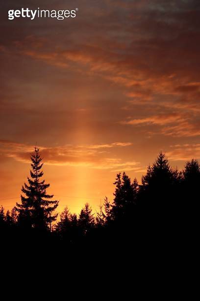 Sunset With Shaft Of Light Pointing To Heaven (1482248237) - 게티이미지뱅크