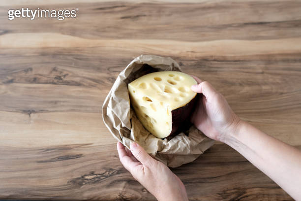 closeup of hand holding a piece of elemental cheese. 이미지 (1503215961 ...