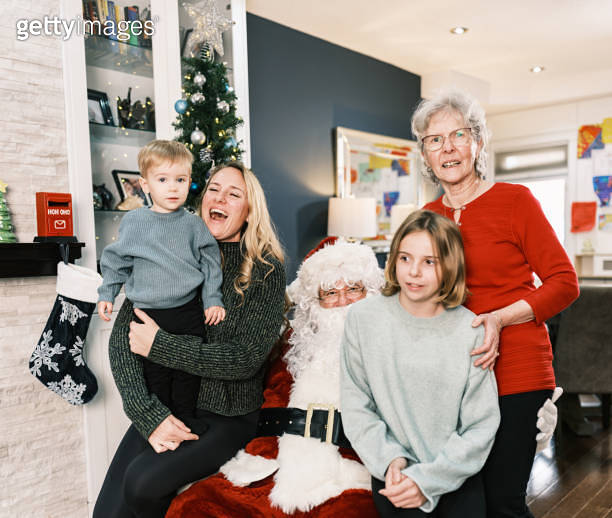 Portrait of Santa Clause with single mother, grandma and two kids 이미지 ...