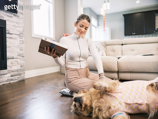 Female dog kennel owner at home with her dogs 이미지 (1653011099) - 게티이미지뱅크