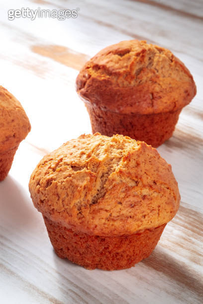 Orange muffins close-up on a rustic wooden kitchen table 이미지 ...