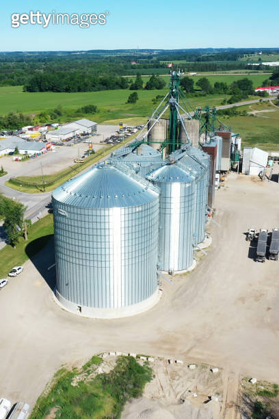 Aerial vertical of a grain handling operation in Ontario, Canada 이미지 ...