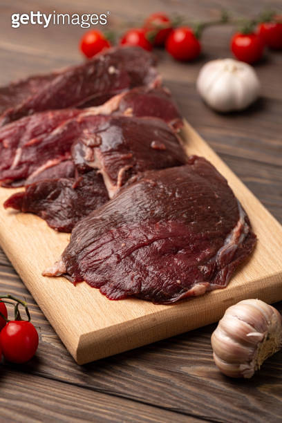 Raw fresh roe deer meat, fillet on a cutting board 이미지 (1503920497 ...
