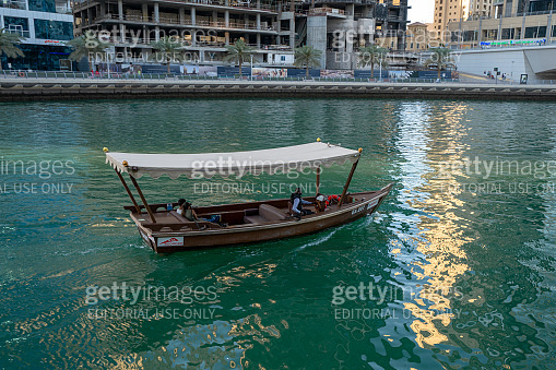 RTA Boat ferry Service going through Marina Dubai. (1807234157) - 게티이미지뱅크