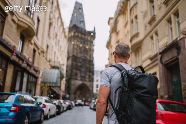 Back view of Man tourist sightseeing and traveling lifestyle. 이미지 ...
