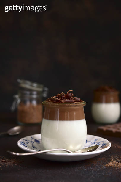 Panna cotta - traditional italian cream dessert in a vintage jars. 이미지 ...