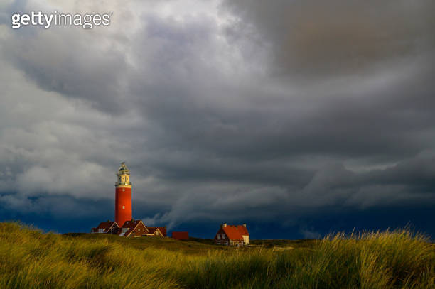Texel lighthouse in the dunes during a stormy autumn night 이미지 ...