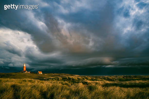 Texel lighthouse in the dunes during a stormy autumn night 이미지 ...
